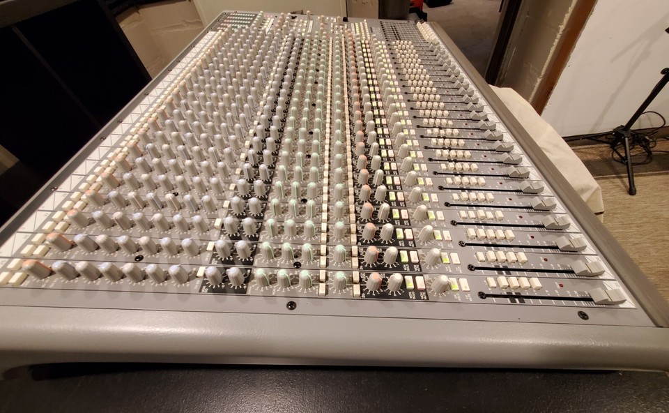 Soundtracs Topaz 24 channel 8 buss mixer Console | eBay