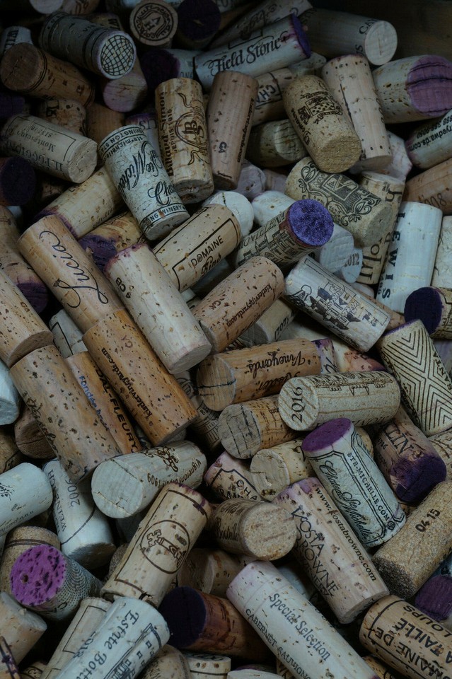 500 wine CORKS - All NATURAL, AUTHENTIC selected labels, from an EXOTIC ...