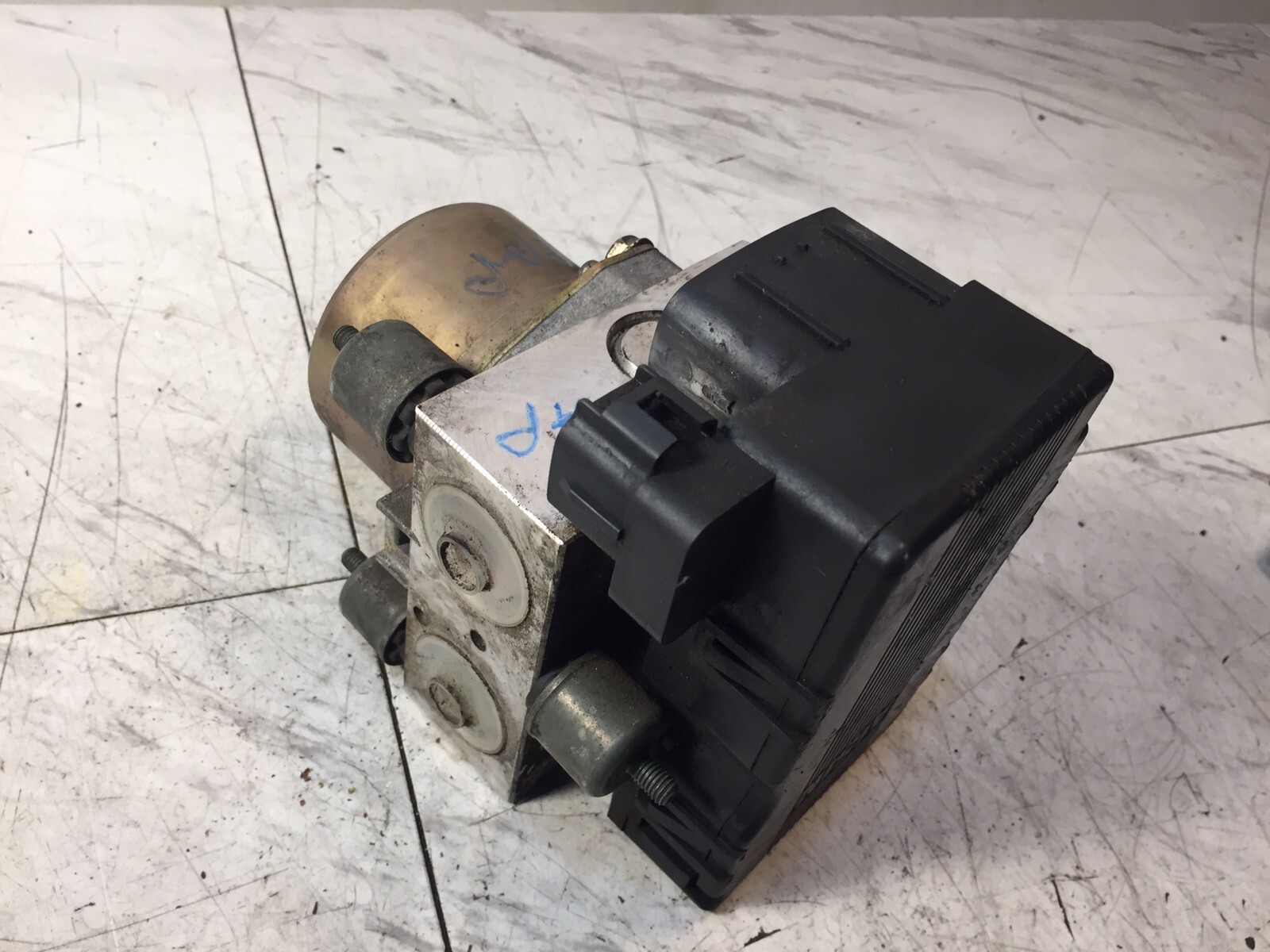 2002-2004 Mitsubishi Montero Sport ABS Pump / Module Anti Lock Brakes ...