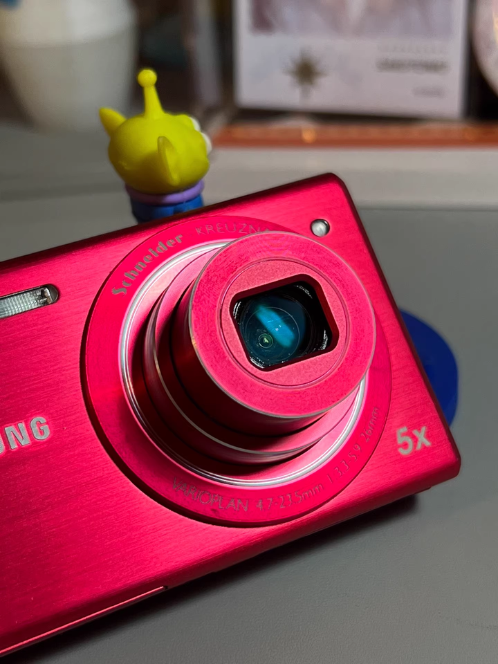 Samsung MV800 16.1MP 8x Optical Zoom Flip Out Touch Screen Digital ...