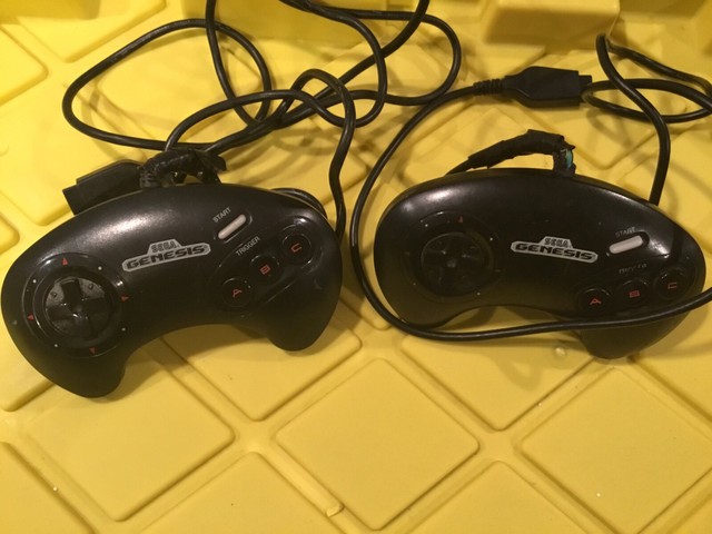 LOT OF 2 SEGA GENESIS CONTROLLERS | eBay