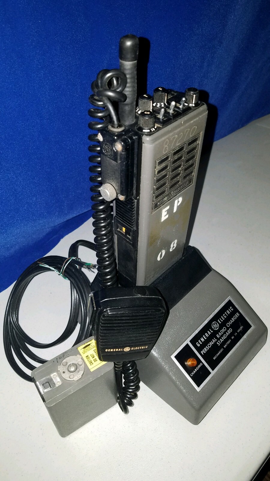 GE MPR/UHF Portable 2-Way RADIO/T&F-Knobs,RPT-DIR,EMG/BATTS,CHGR,MIC ...