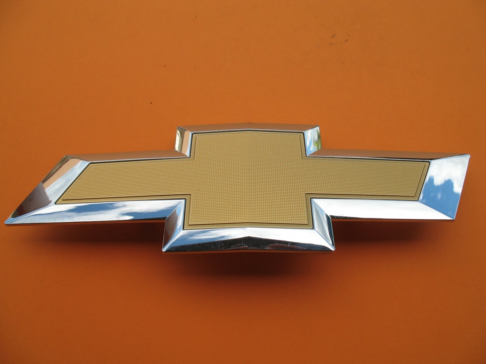 16 17 18 CHEVY SILVERADO FRONT GRILLE EMBLEM BADGE SIGN 23236301 USED ...