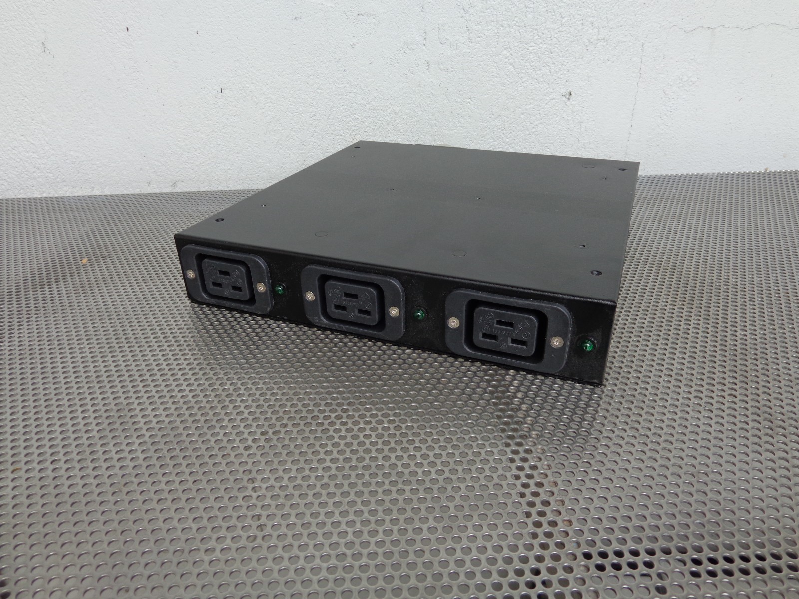 IBM 9306-RTP Power Distribution Unit 39Y8912 39Y8911 39Y8916 As ...