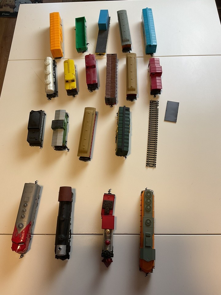 4 Miniature Model Train Engine Locomotive + 15 Train Cars - All Worth ...