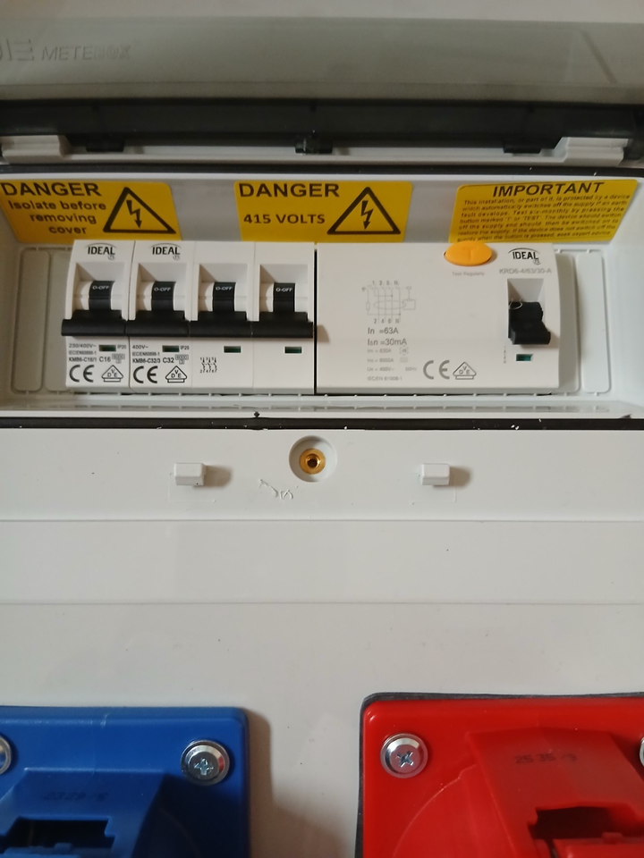 Wall mounted distribution board, industrial CEE Socket. 3 Phase RCD ...