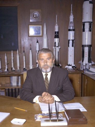 WERNHER VON BRAUN WEARING A BEARD AT DESK - 8X10 NASA PHOTO (EP-544) | eBay
