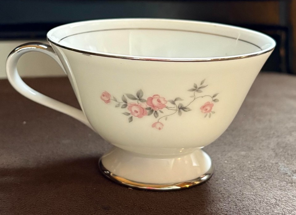 Arlen Fine China: La Fleur 1482 - Service for 8. Delicate Pink Florals ...