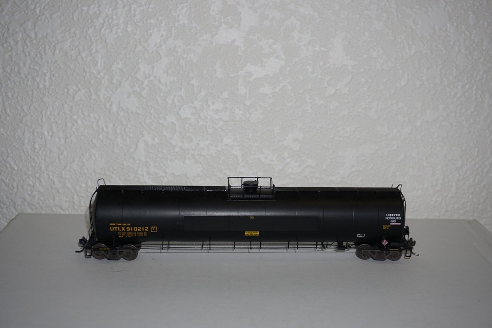 Athearn HO Scale Genesis? 33k Gallon Tank Car UTLX 910212 | eBay