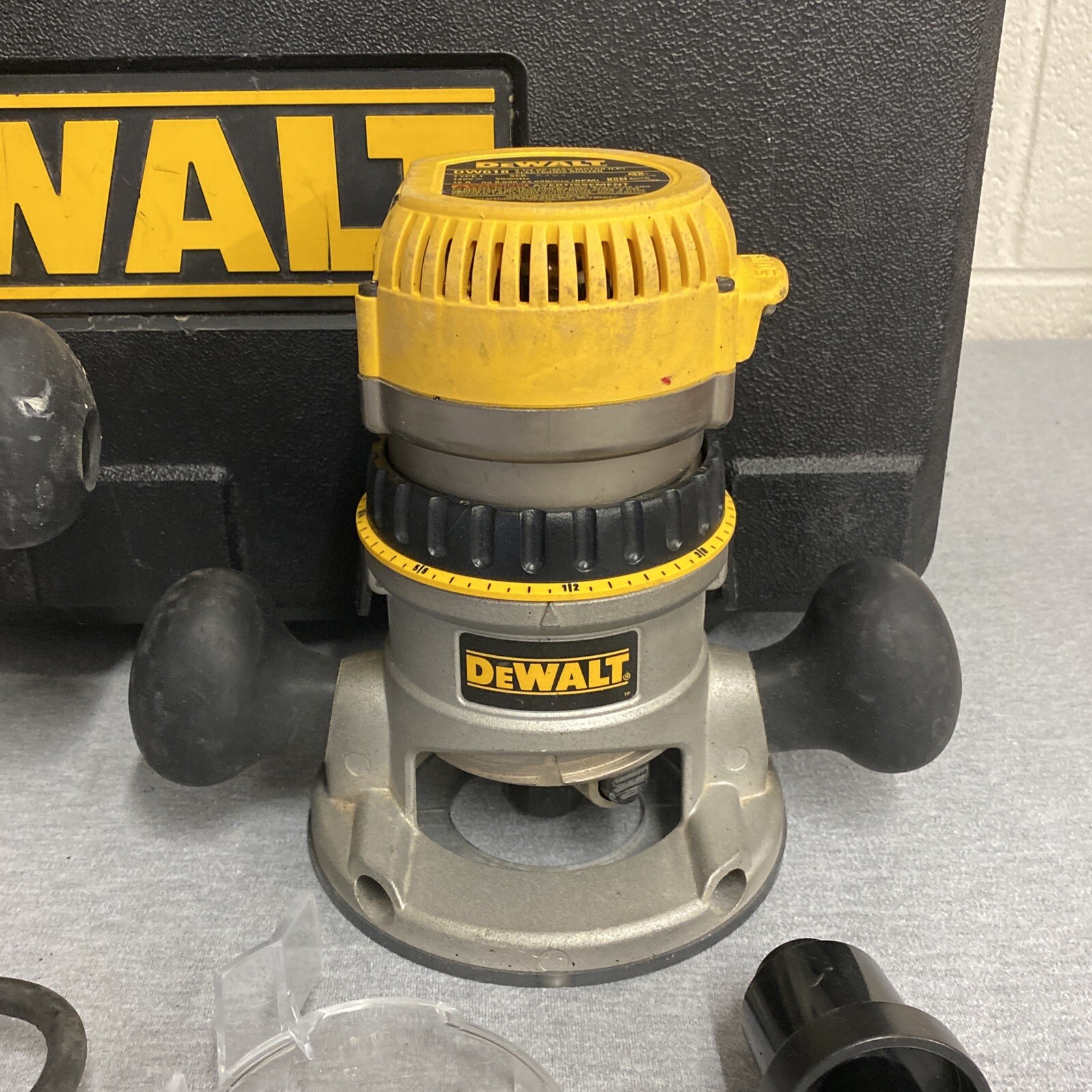 DeWalt DW6184 2 1/4 HP Electric Router And DW6182 Plunge Router Base w ...