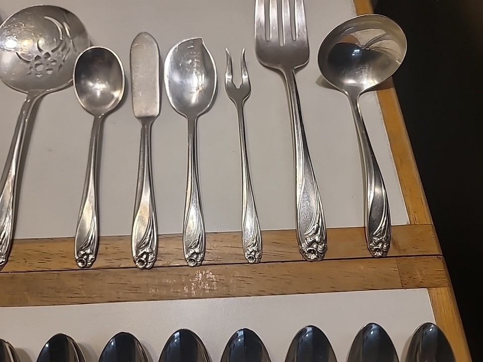 1847 Rogers Bros Daffodil Silverware Flatware IS Set For 8 People 66 ...