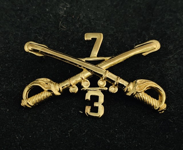 🌟US Army 3/7 7th Cavalry 1st Bn GarryOwen Crossed Saber Gold Tone Hat ...