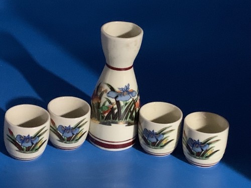 PRETTY SAKE BOTTLE AND CUPS WITH BEAUTIFUL FLOWERS PAINTED ON THEM | eBay
