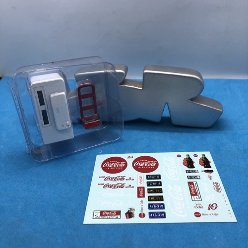 VINTAGE Diorama Coca Cola Vending Machine W DECAL SHEET AMT 1:25 LBR ...