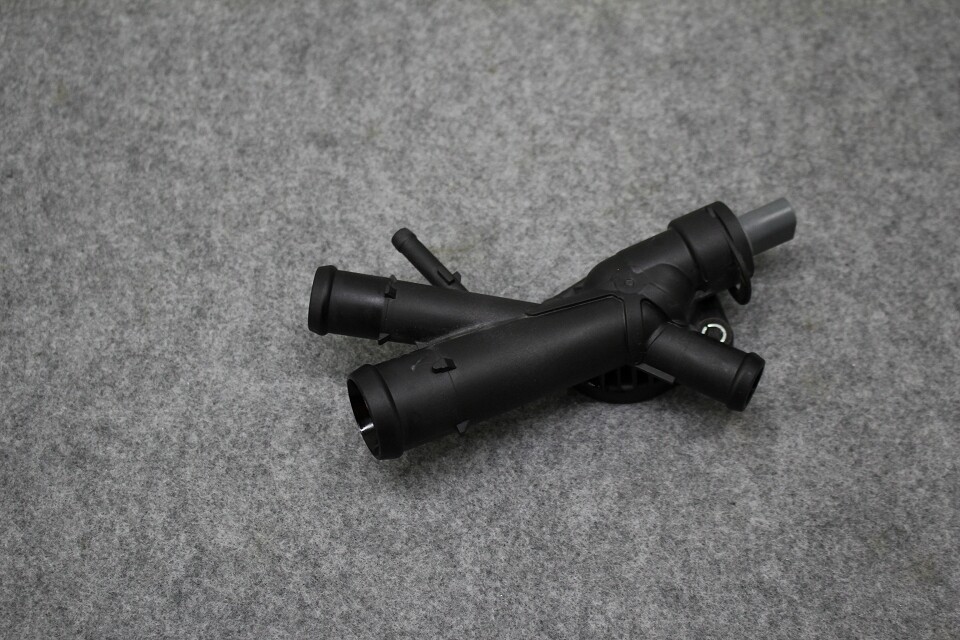 VW CC EOS Passat Touareg Skoda Superb Thermostatgehäuse 03H121117B ...