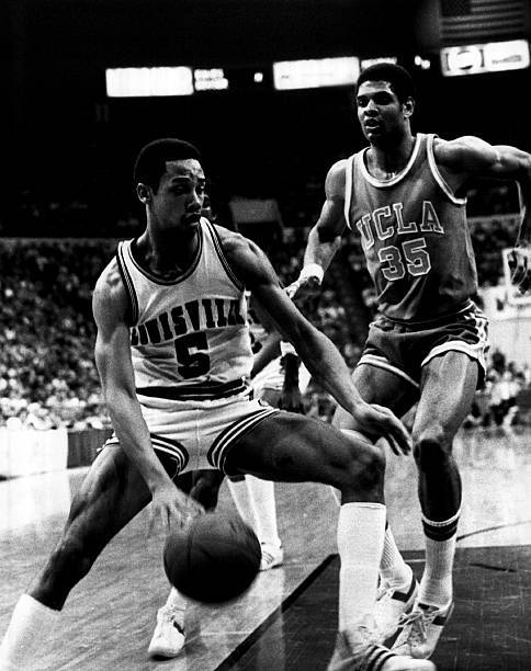 Jerry Eaves of the Louisville Cardinals against UCLA circa 1990 Old ...