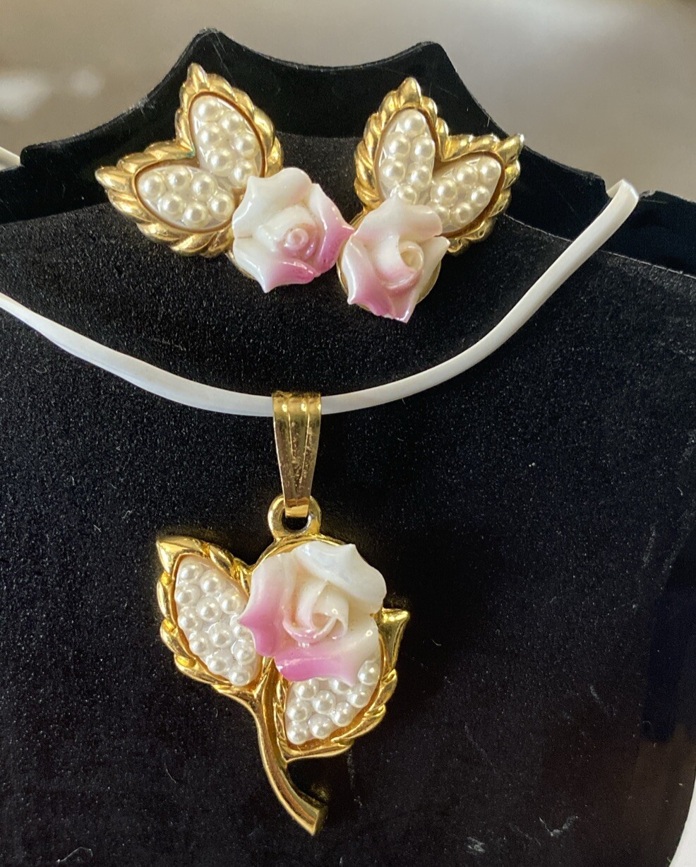 Vintage Avon Pearl Pink Porcelain Rose Blossom Neckla… - Gem