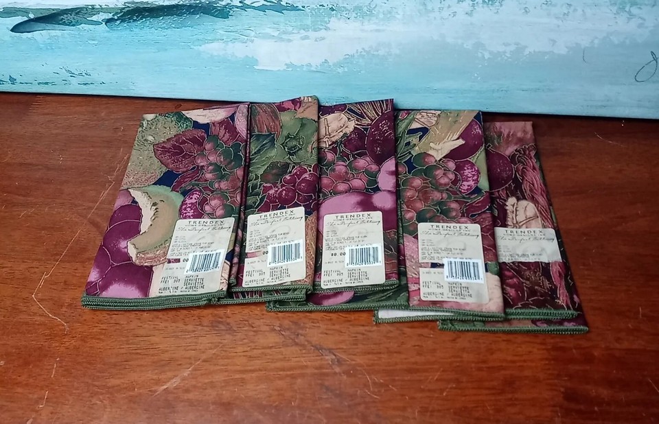 Lot Of 5 Festive Cloth Napkins Trendex Home Designs Napkins Floral ...