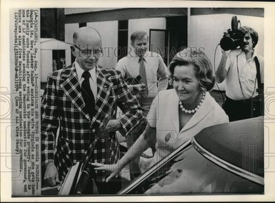 1974 Press Photo Lester and Virginia Maddox get into car after voting ...
