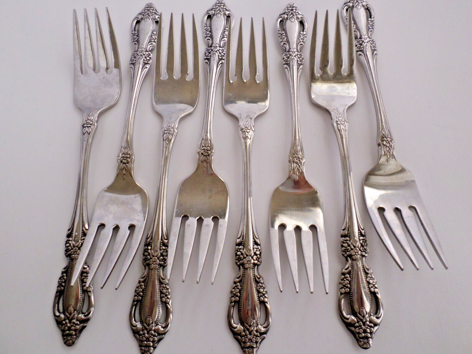 “Raphael” Distinction Deluxe Stainless by Oneida HH, 8 Place Setting ...