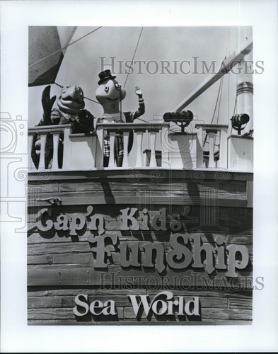 1987 Press Photo Arthur C Turtle, Sea World's character, shows Mr ...
