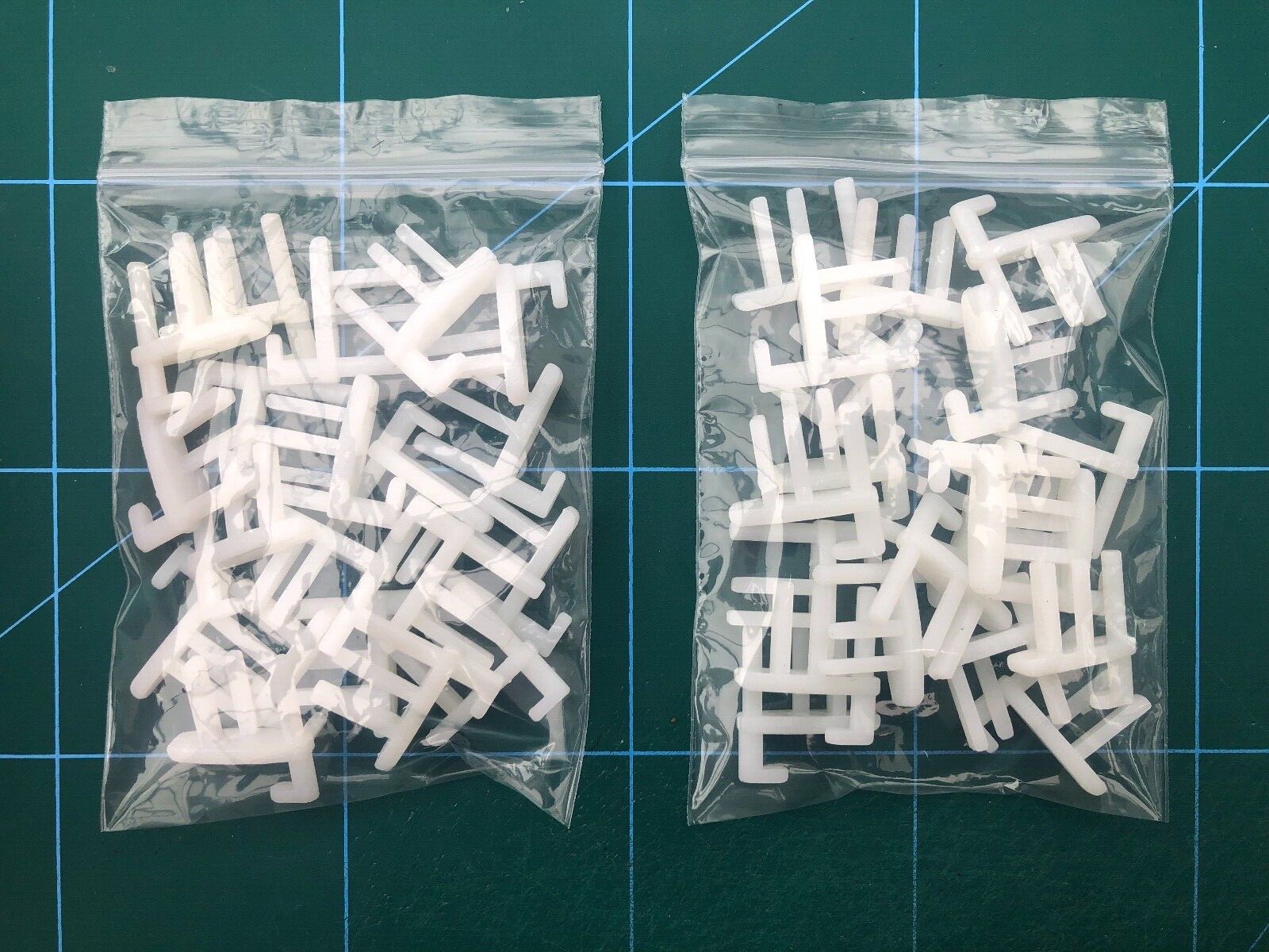 20 x Pair Flyscreen / Caravan Window Blind End Clips 20 L/H 20 R/H ...