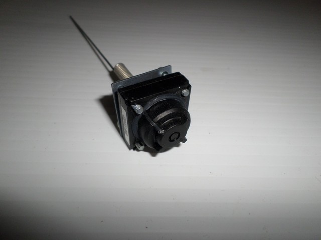 Telemecanique Cat Whisker Limit Switch XCKM106 for sale online | eBay