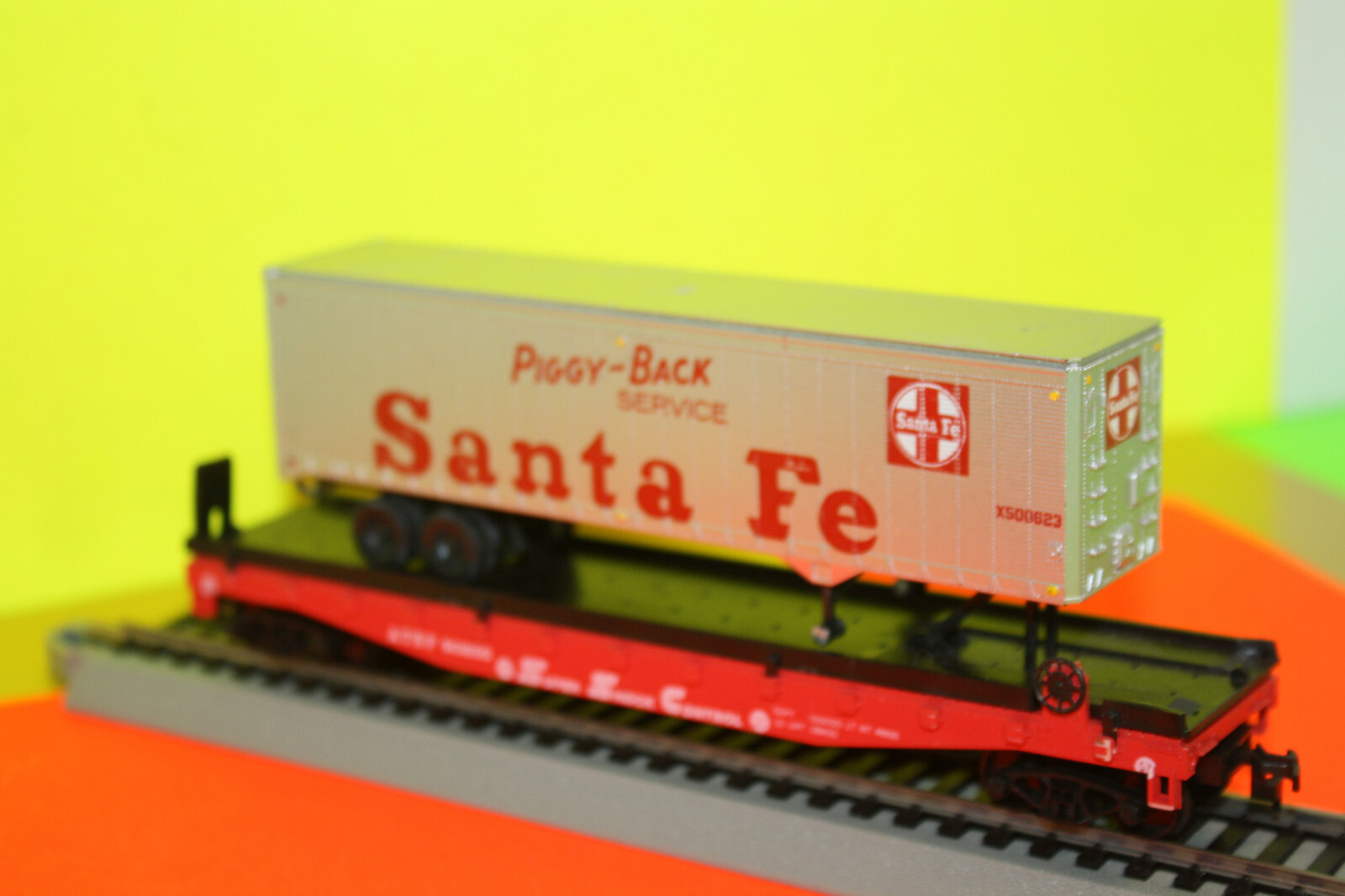 AHM: HO ATSF #90850 Super Shock Control Red Flat Car with Santa Fe ...