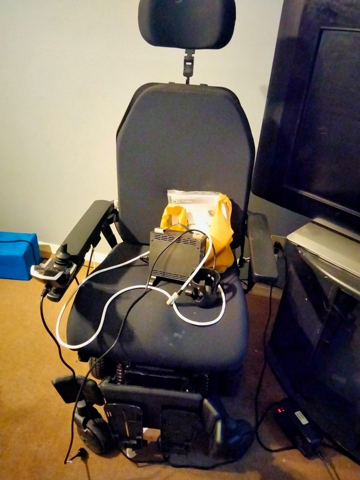 Electric motorized chair 2 chairs one for a larger person won't charge ...