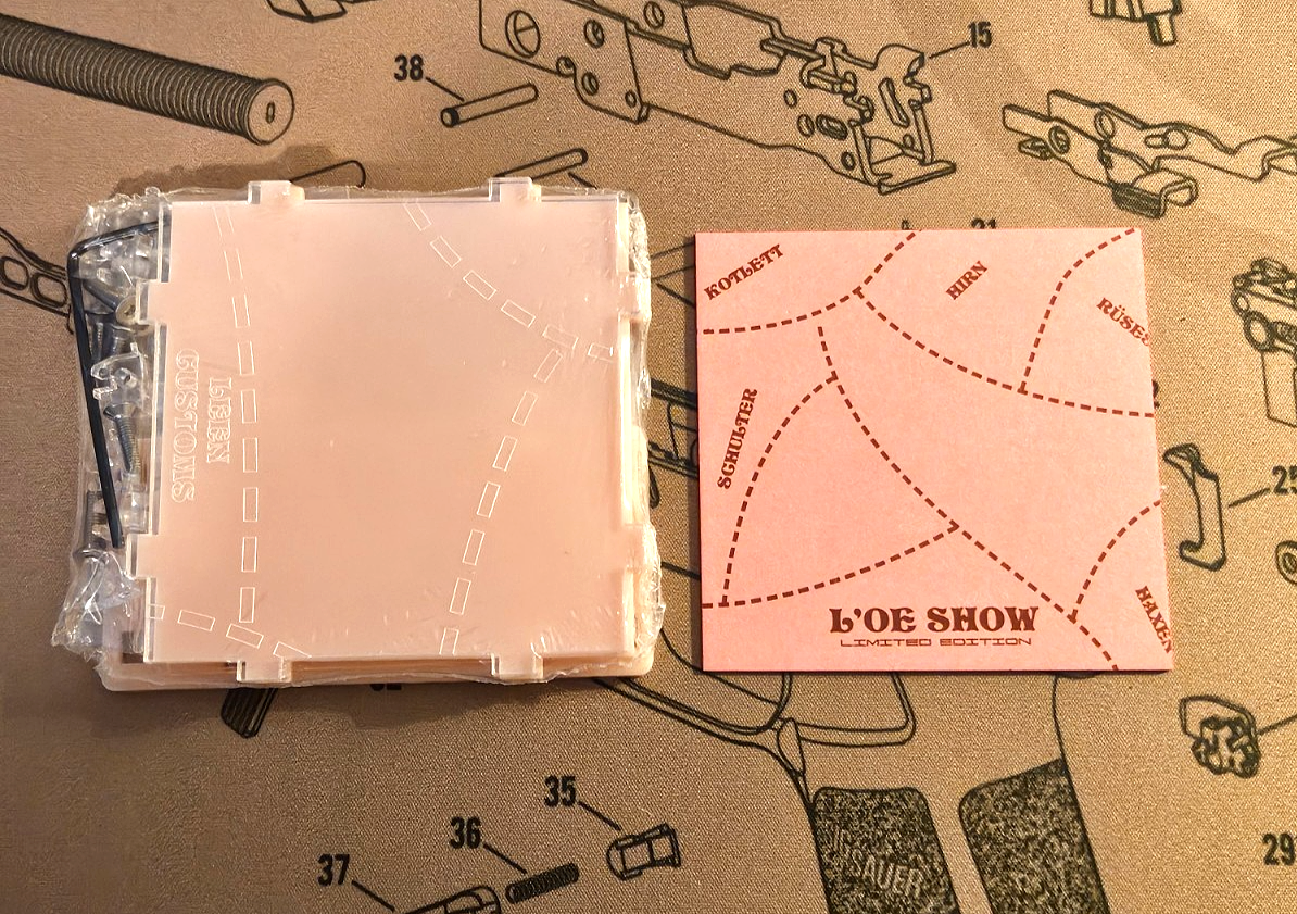 LEEN CUSTOM PINS: L'OE SHOW LEEN PIN PINK DISPLAY CASE LIMITED EDITION ...