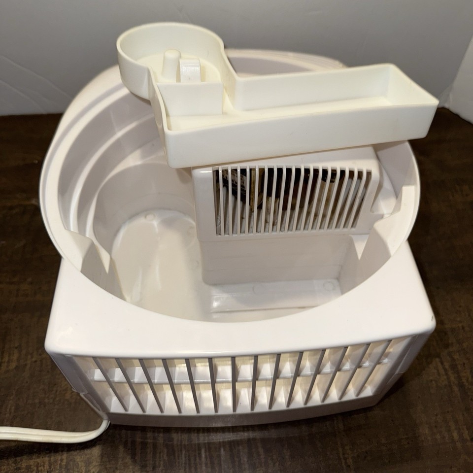 Relion Humidifier – White Household Appliance – Humidifier in Good ...