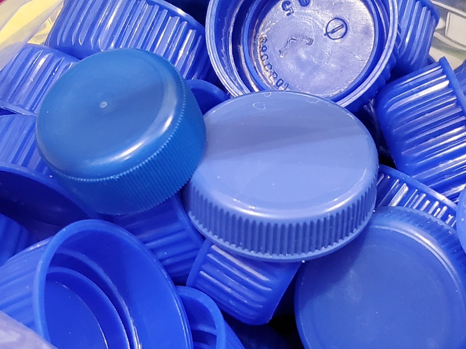 Bright blue plastic soda pop water BOTTLE CAPS LOT 1lbs 2oz Lids Used ...