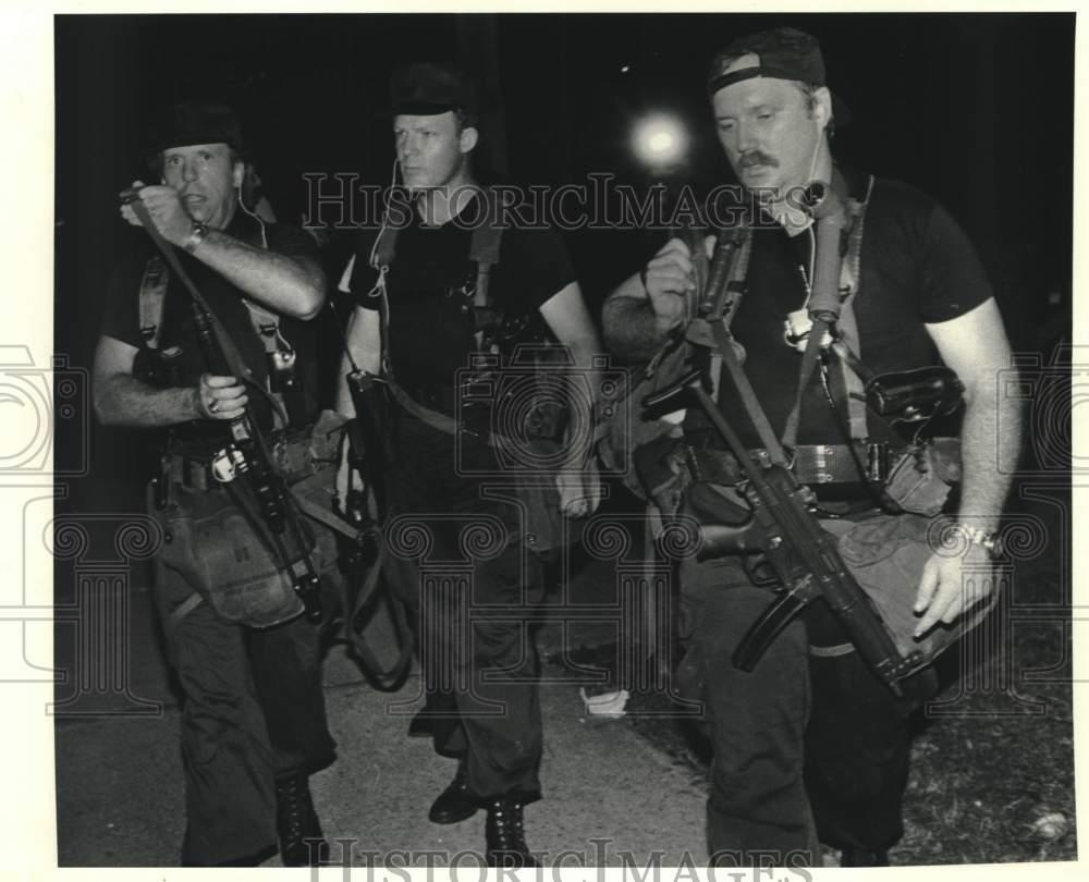 1983 Press Photo Roberto Almaguez with officers of New Orleans Police ...