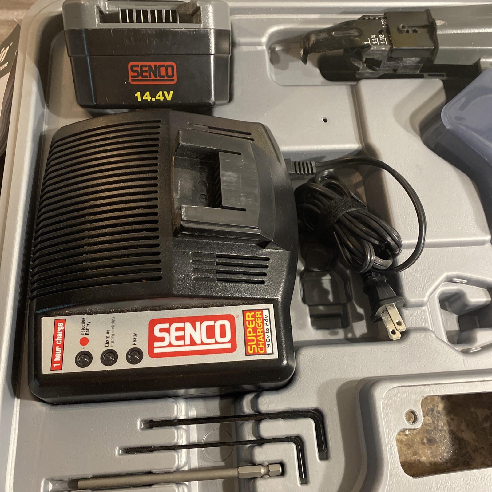 Senco Duraspin DS202 14V Auto-Feed Screw Gun Kit with 2 batteries ...