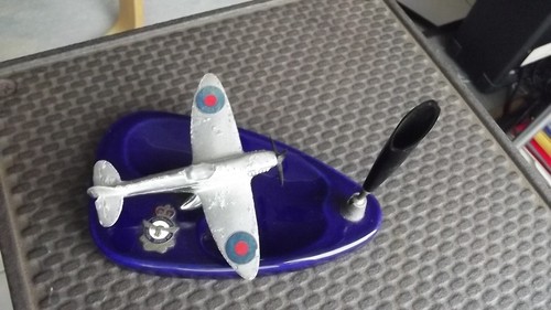 WW2 THEME PEN DESK STAND SPITFIRE ( metal) & AUSTRALIAN ROYAL AIR FORCE ...
