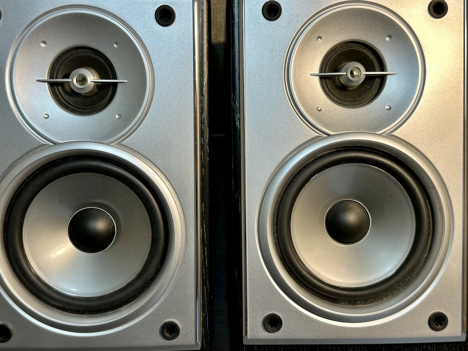 Two JVC Shelf Speakers 2-way - model SP-UXS77B 20W.. Awesome Sound In ...