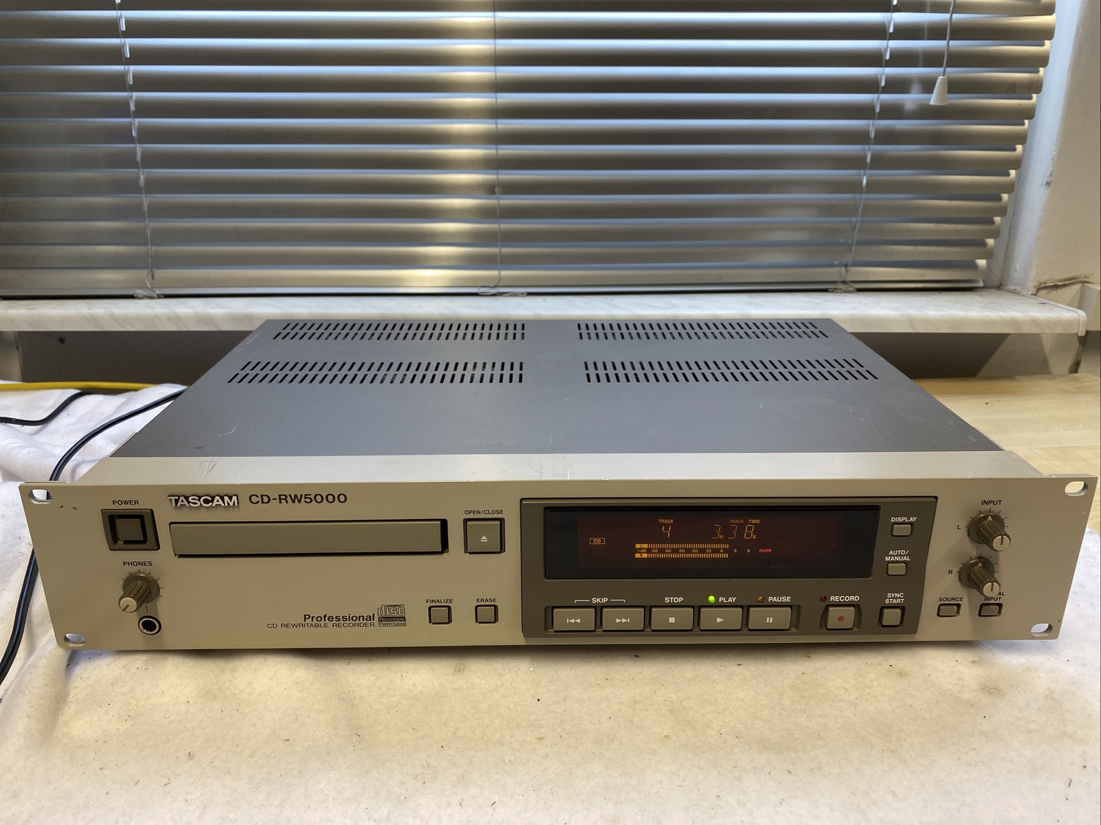 TASCAM CD-RW5000 Professional CD-Recorder + CD-Player - geprüft vom ...