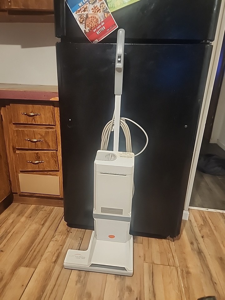 Aerus Electrolux Lux Guardian Upright Vacuum Cleaner Working U147F ...