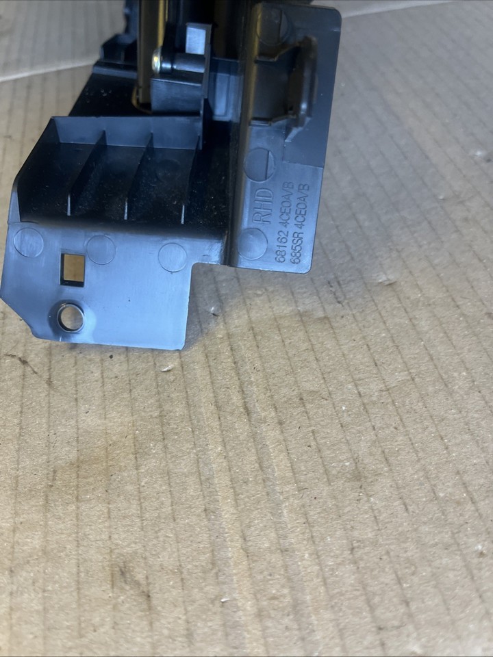 NISSAN X-TRAIL T32 QASHQAI J11 Glove box bracket 68162-4CE0A GENUINE ...