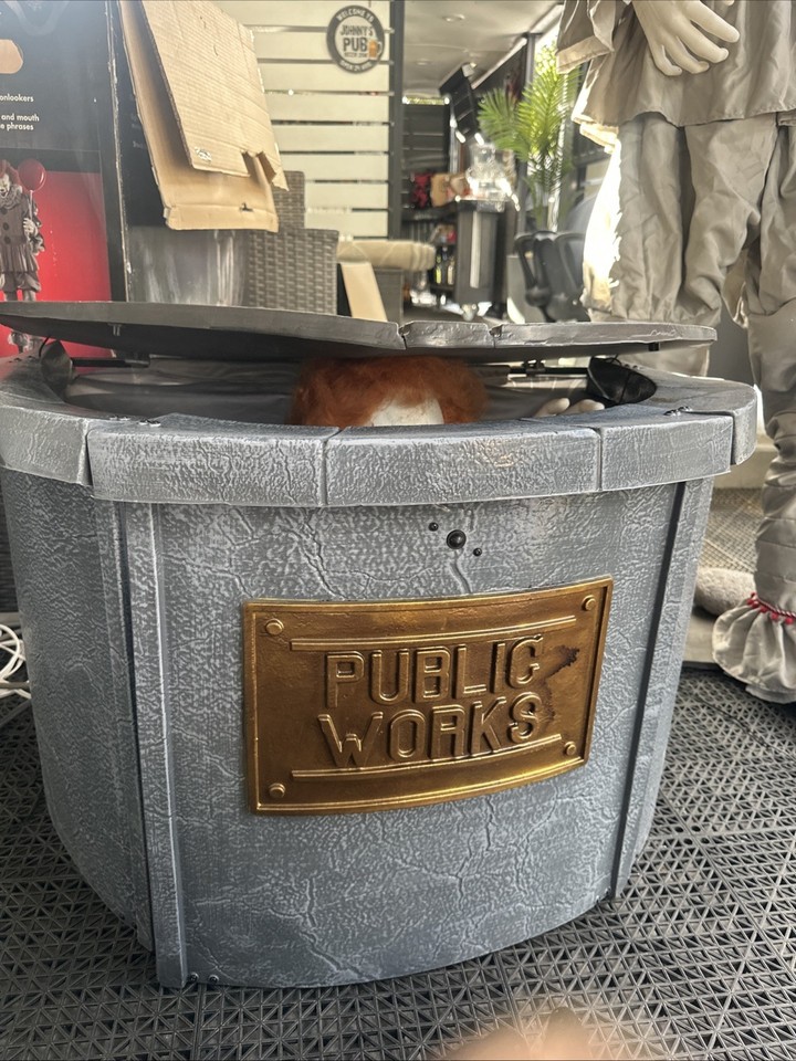 Spirit Halloween Pennywise clown Sewer Grate Animated Halloween Retired ...