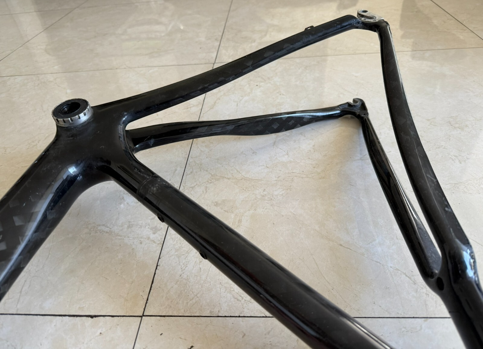 Carbon Fiber Road bike frame 56cm aero dynamic with fork, inclues ...