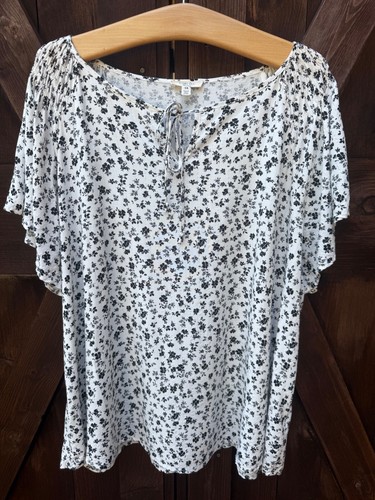 Plus Como Blue short sleeve black on white floral blouse | eBay