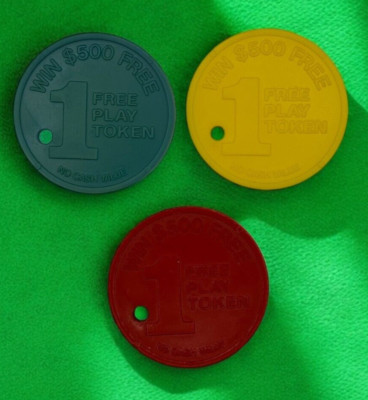 WESTWARD HO CASINO LAS VEGAS PLASTIC FREE PLAY TOKENS YELLOW BLUE/GREEN ...