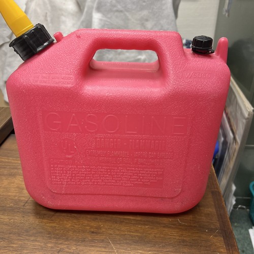 Vintage Pre Ban Wedco Essence 2-1/2 Gallon Vented Gas Can Red Plastic ...
