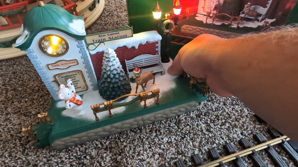 New Bright Holiday Express DILLARDS MUSICAL CLOCK TOWER Train STATION ...