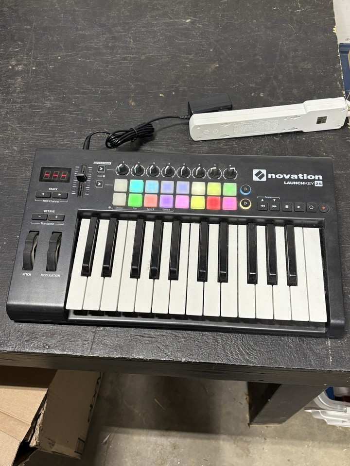 Novation Launchkey Mini Mk2 25-Key Midi Keyboard Music Controller Unit ...