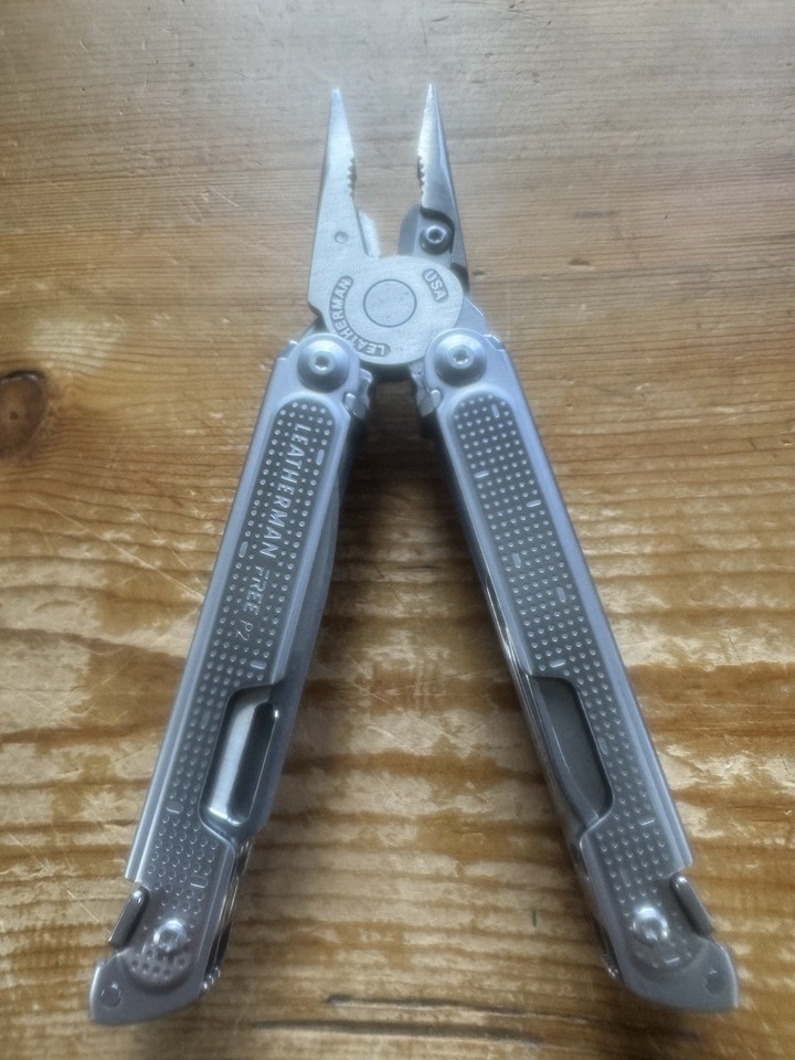 Leatherman Free P2 Stainless Steel Multi-Tool USA Made 25 Year Warranty ...