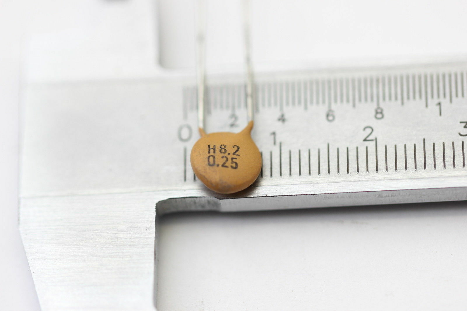 CERAMIC CAPACITOR 8.2pF 250V 3% NOS (New Old Stock) 3PC ...