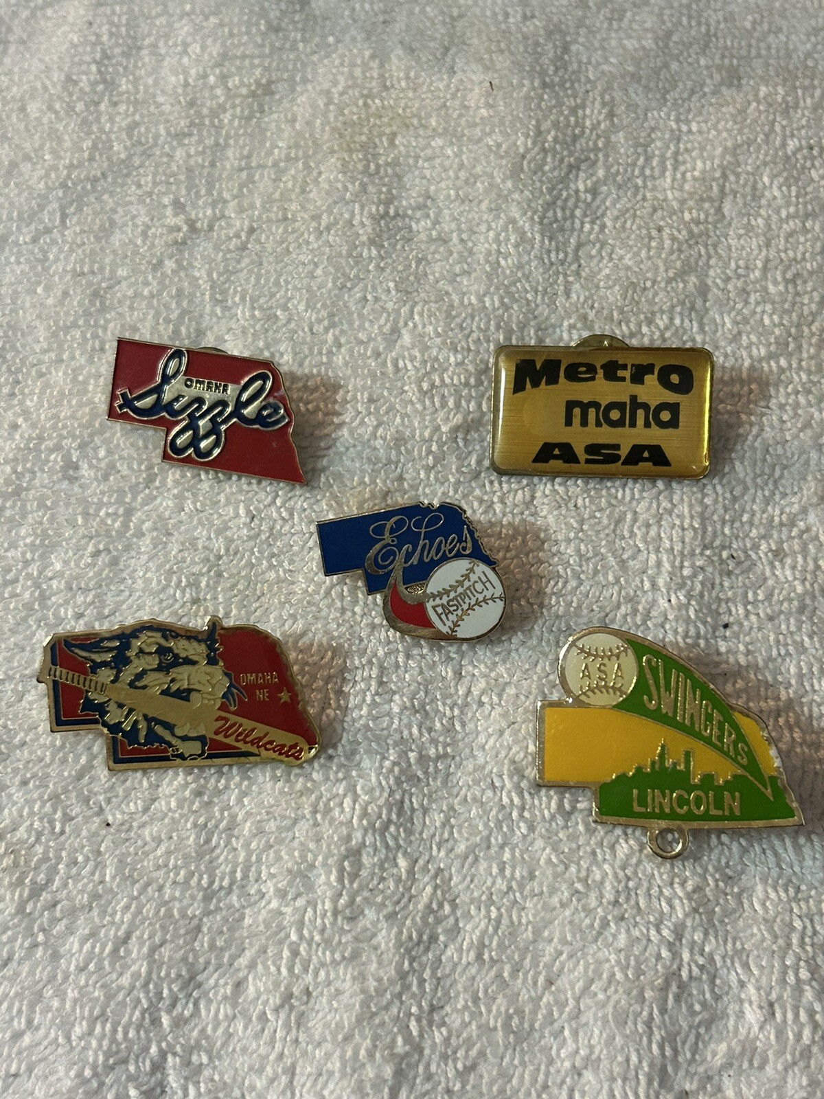 NEBRASKA SOFTBALL PINS: (5) ECHOES, SIZZLE, METRO OMAHA ASA, WILDCATS ...