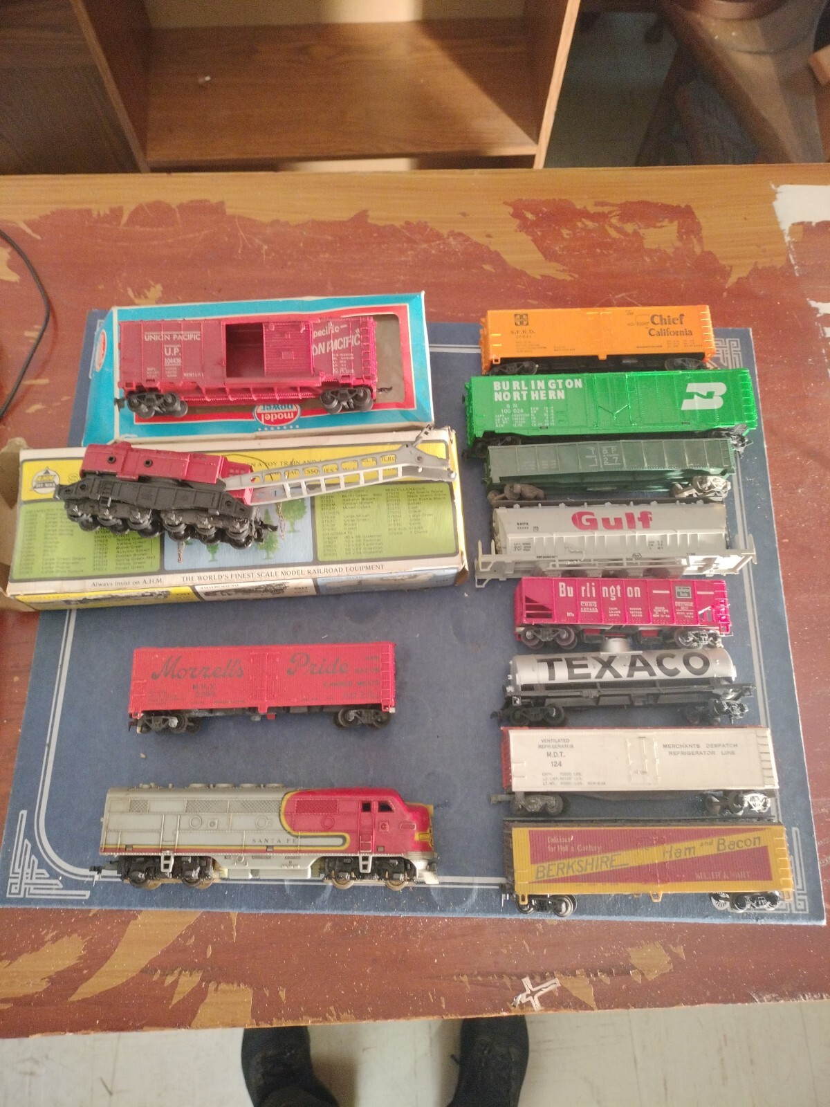 Lot Of 12 Ho Scale Train Cars One Santa Fe Locomotive Included | eBay